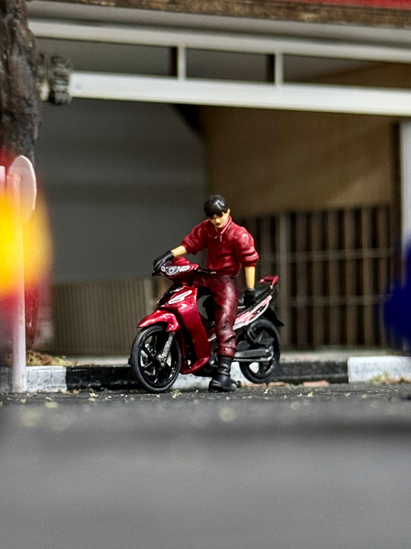 OXM Figures 1.64 Shotaro Kaneda from Akira - Collectors Qube