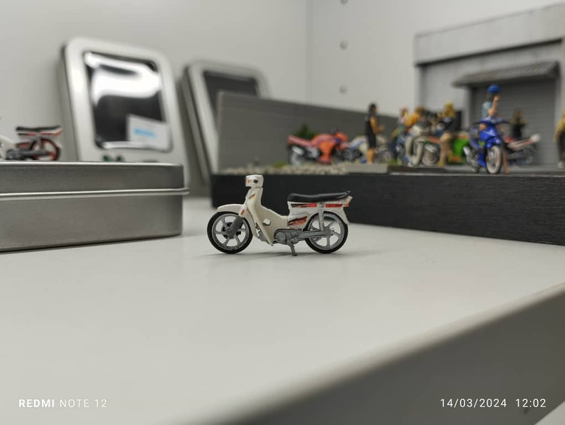 Monster EX5 White Silver - Collectors Qube